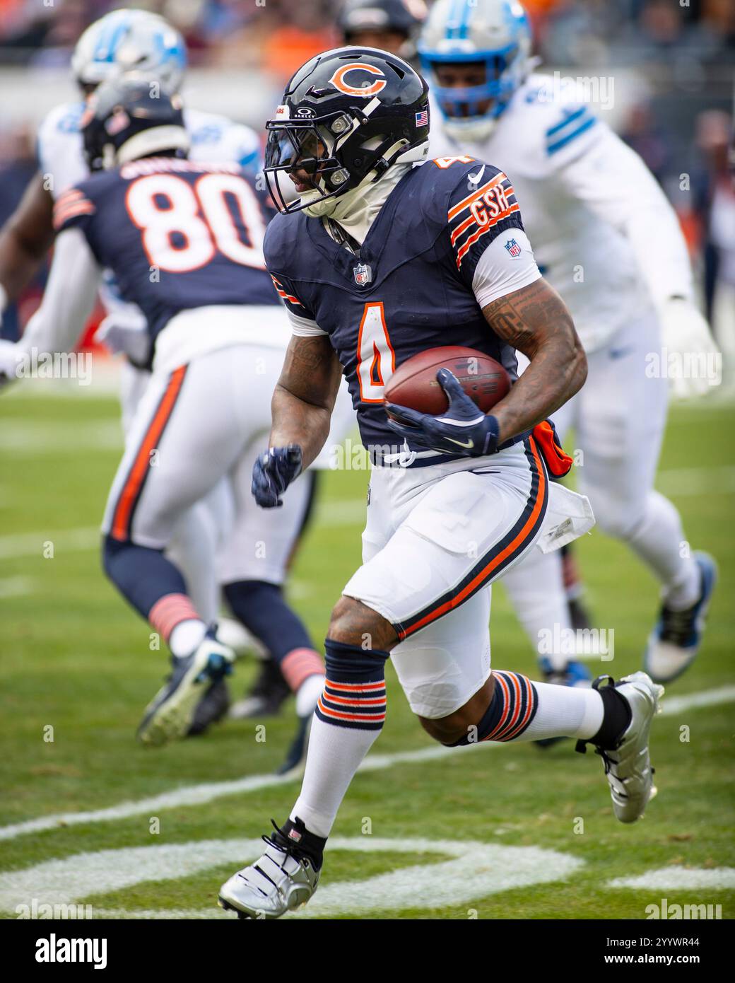 Chicago Bears D'Andre Swift (4) runs with the ball during an NFL ...