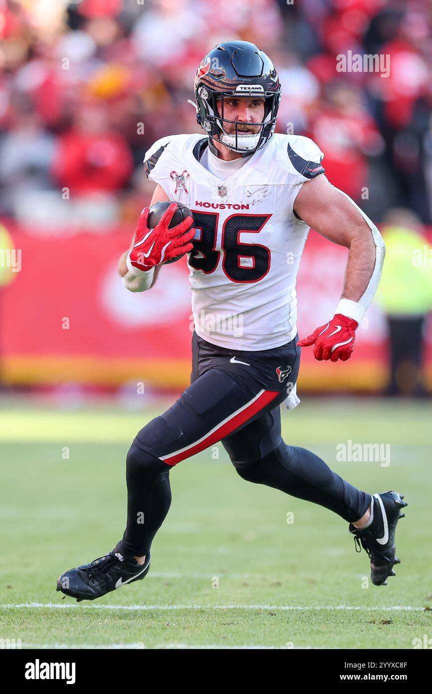 Kansas City, MO, USA. 21st Dec, 2024. Houston Texans tight end Dalton ...