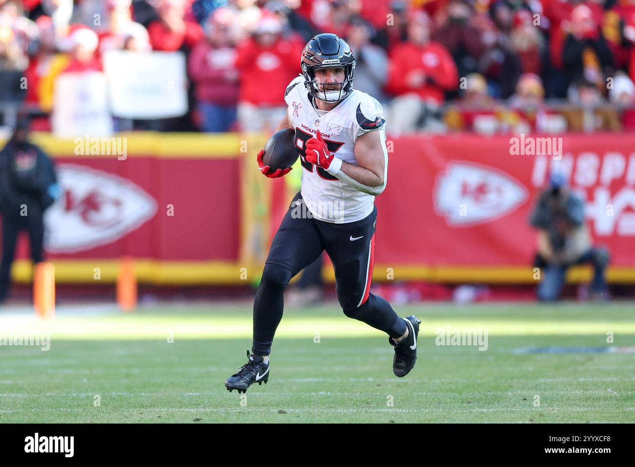 Kansas City, MO, USA. 21st Dec, 2024. Houston Texans tight end Dalton ...