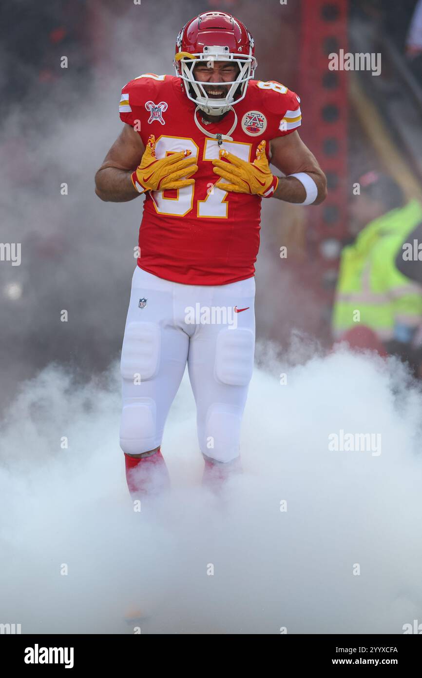 Kansas City, MO, USA. 21st Dec, 2024. Kansas City Chiefs tight end ...