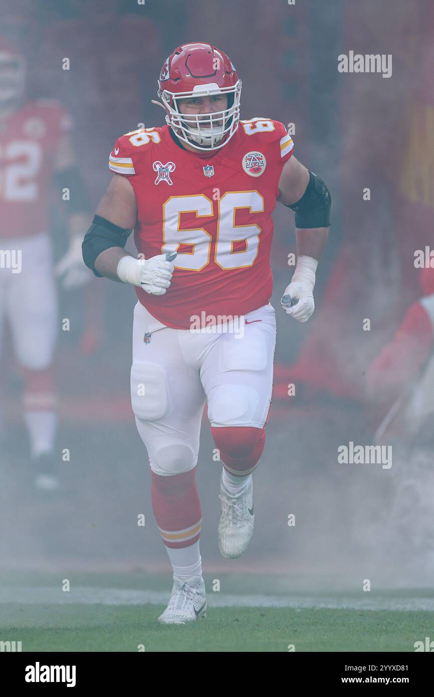 Kansas City, MO, USA. 21st Dec, 2024. Kansas City Chiefs guard Mike ...