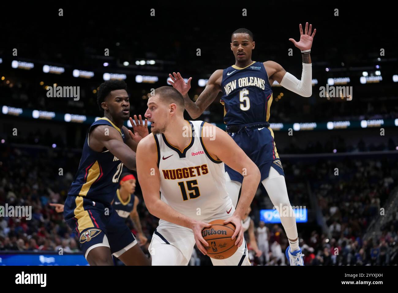 Denver Nuggets center Nikola Jokic (15) moves to the basket against New ...