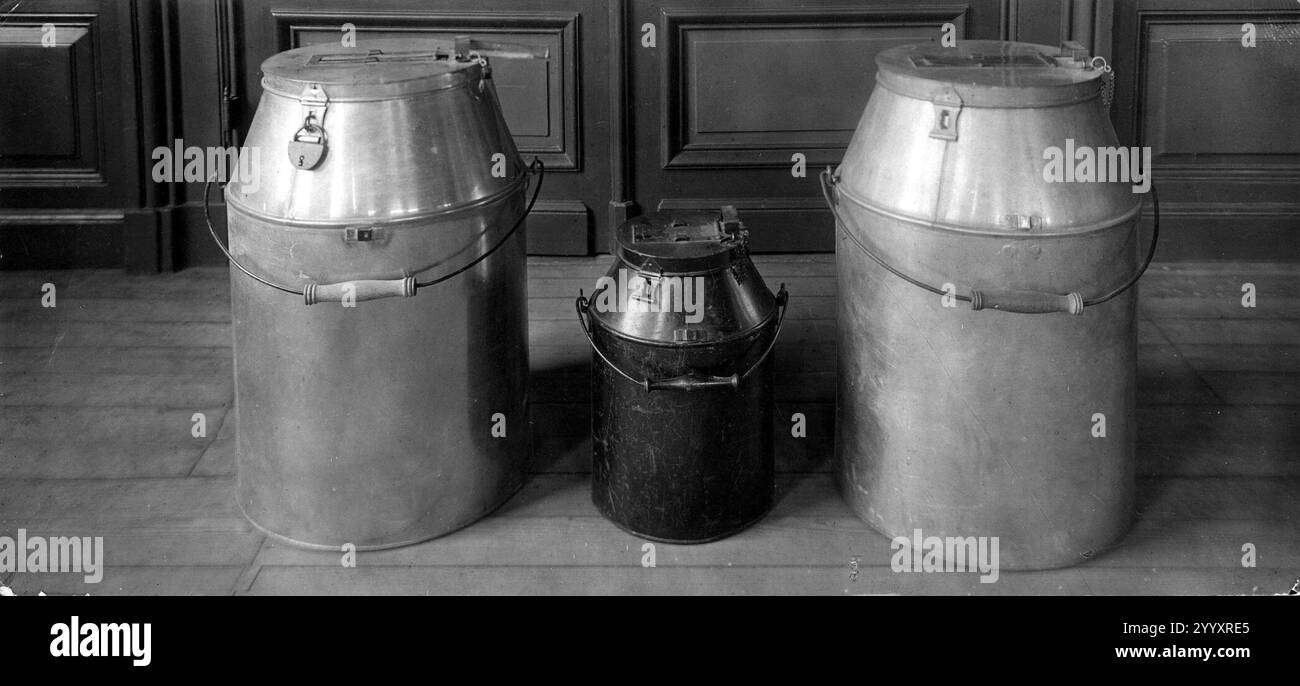 Een oude en twee nieuwe stembussen Stock Photo - Alamy