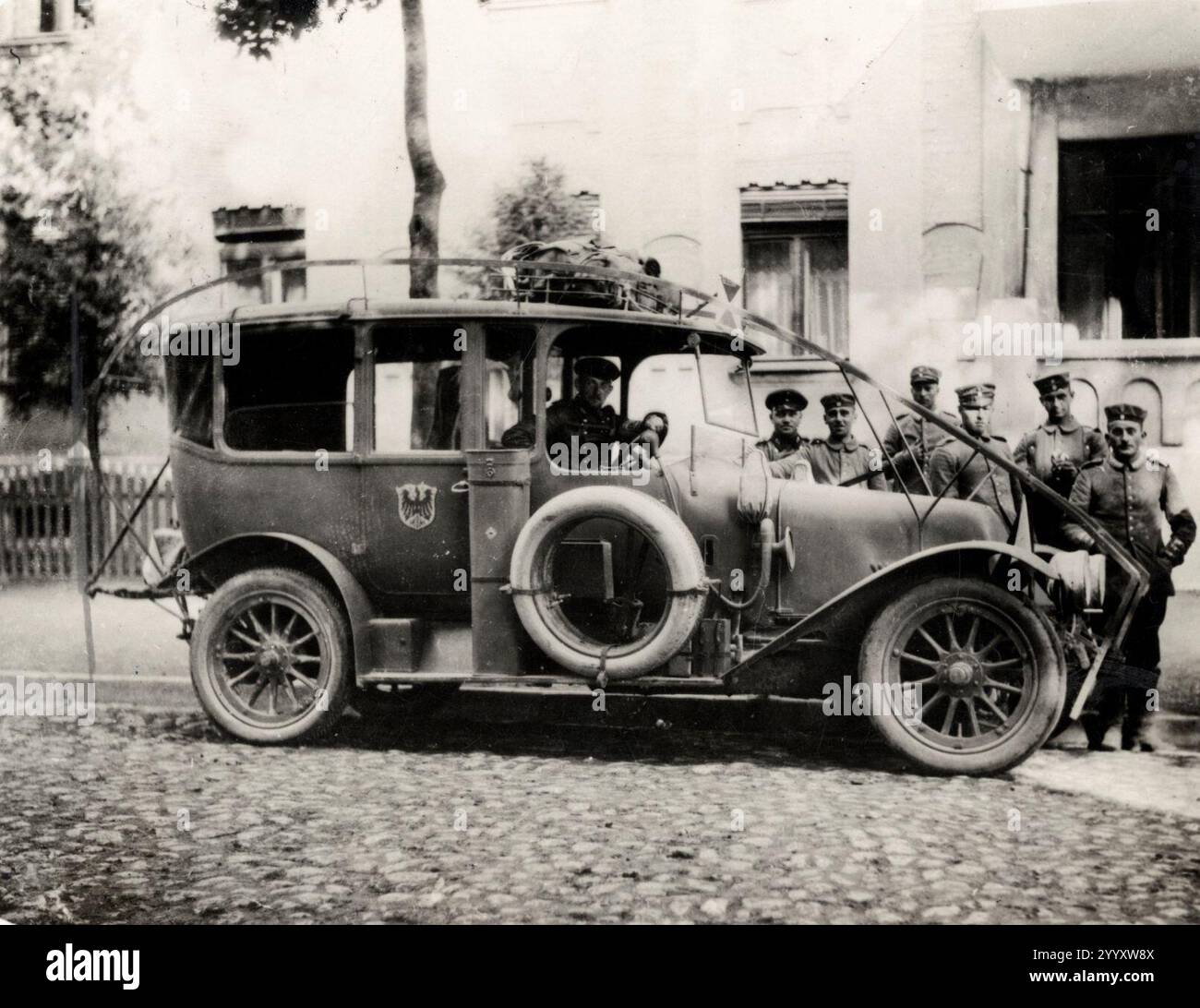 Eerste Wereldoorlog een auto met een embleem waarop een Duitse adelaar ...