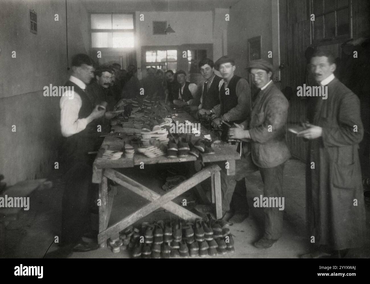 Eerste Wereldoorlog Fabricage van schoenen met houten zolen door de ...