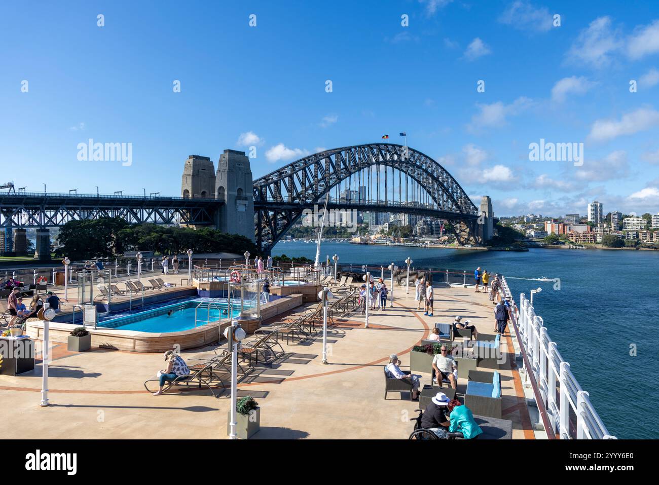 Cunard Queen Elizabeth cruise ship moored in Sydney Circular Quay with ...
