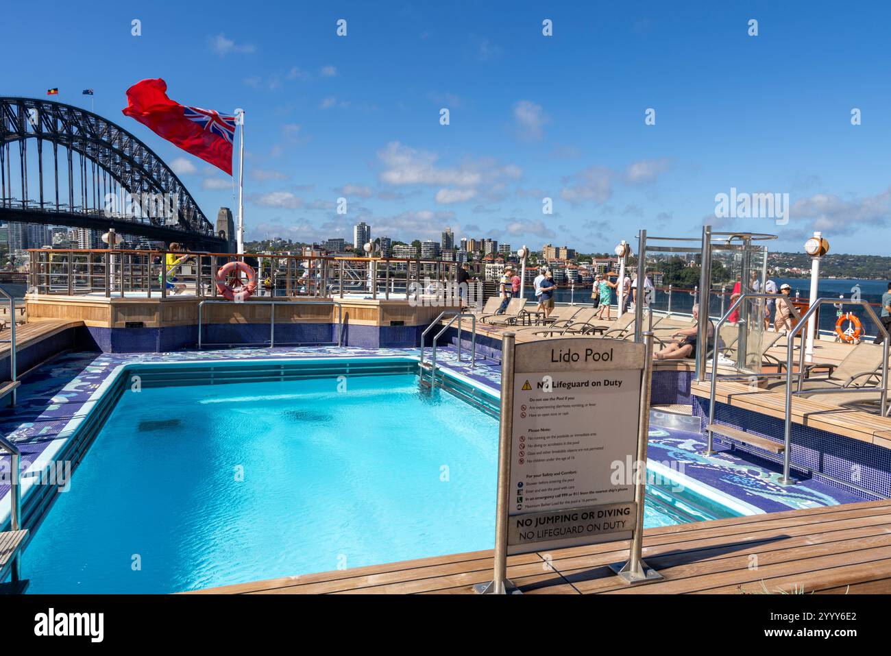 Cunard Queen Elizabeth cruise ship moored in Sydney Circular Quay with ...
