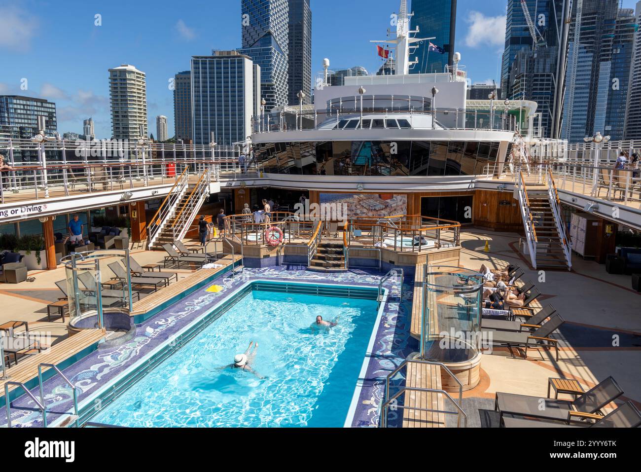 Cunard Queen Elizabeth cruise ship moored in Sydney Circular Quay with ...