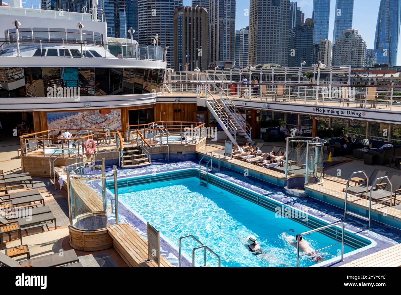 Cunard Queen Elizabeth cruise ship moored in Sydney Circular Quay with ...