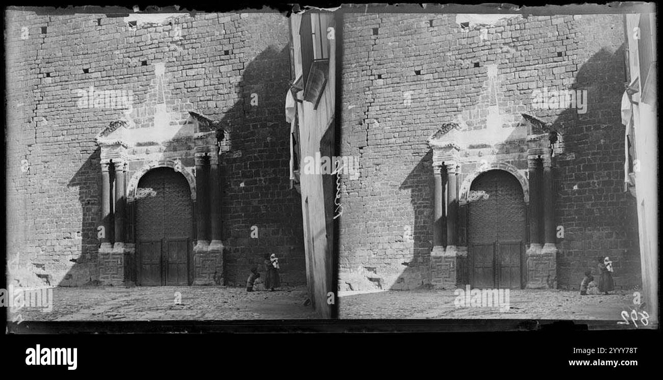 El portal de l'església de Tremp amb un grup de persones al davant Stock Photo - Alamy