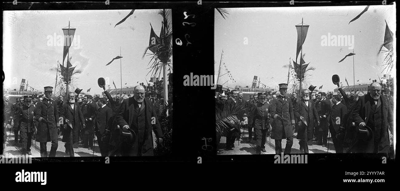 El públic saluda l'arribada del rei Alfons XIII al Port de Barcelona ...