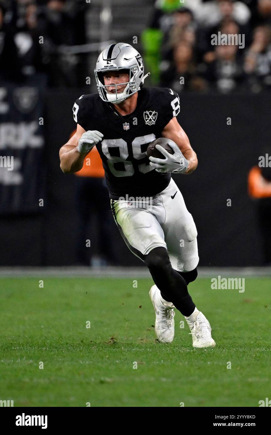 Las Vegas Raiders tight end Brock Bowers (89) carries the ball during ...