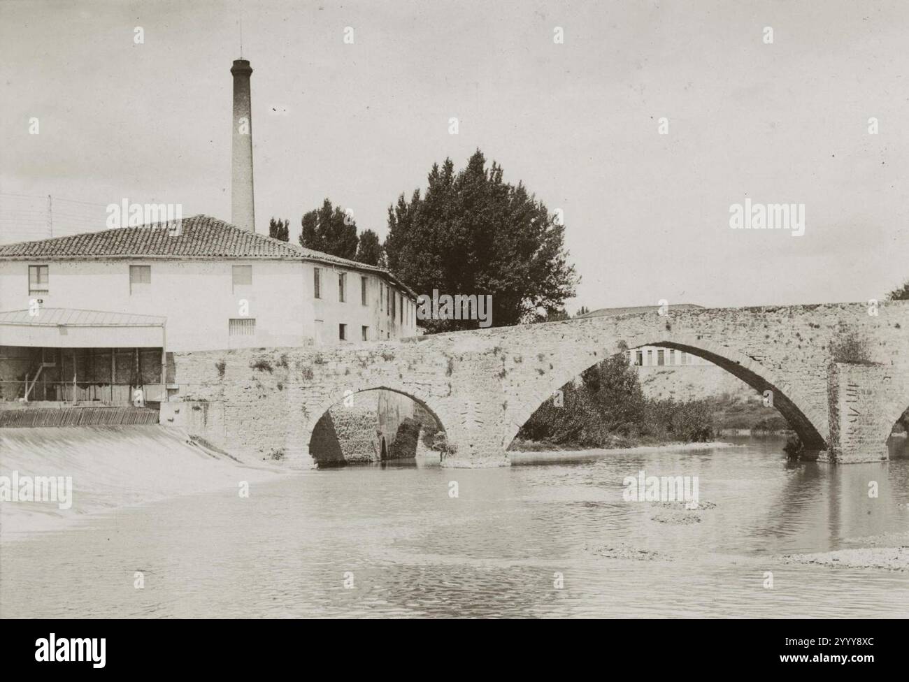 Electra Municipal y puente de Santa Engracia sobre el río Arga en ...