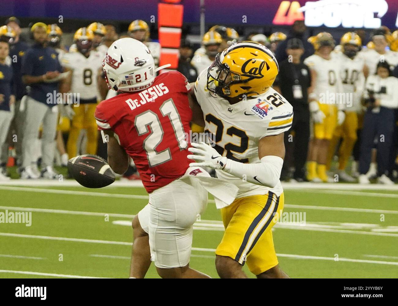 California defensive back Matthew Littlejohn (22) makes a play during ...