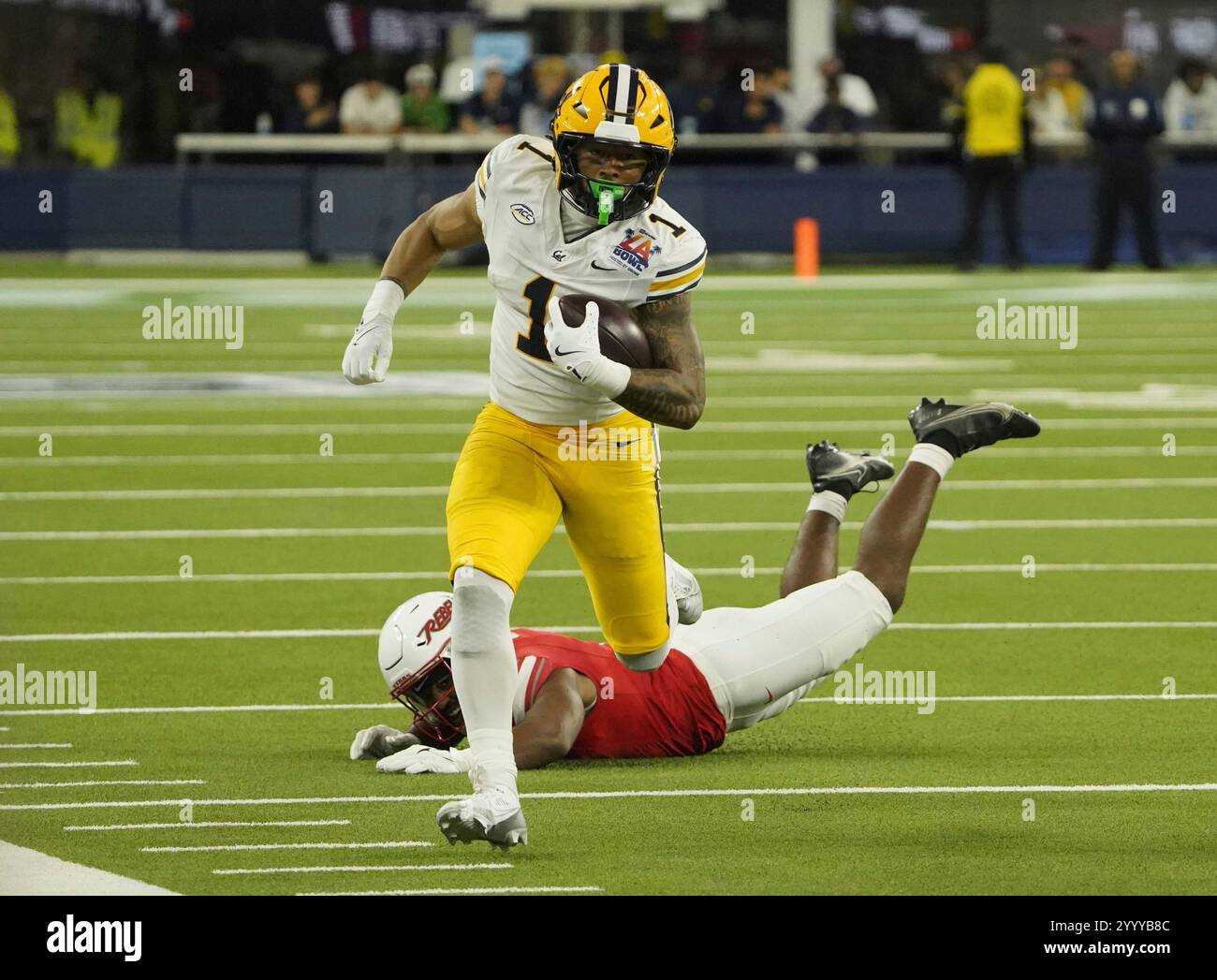 California running back Jaydn Ott (1) makes a play during an NCAA ...