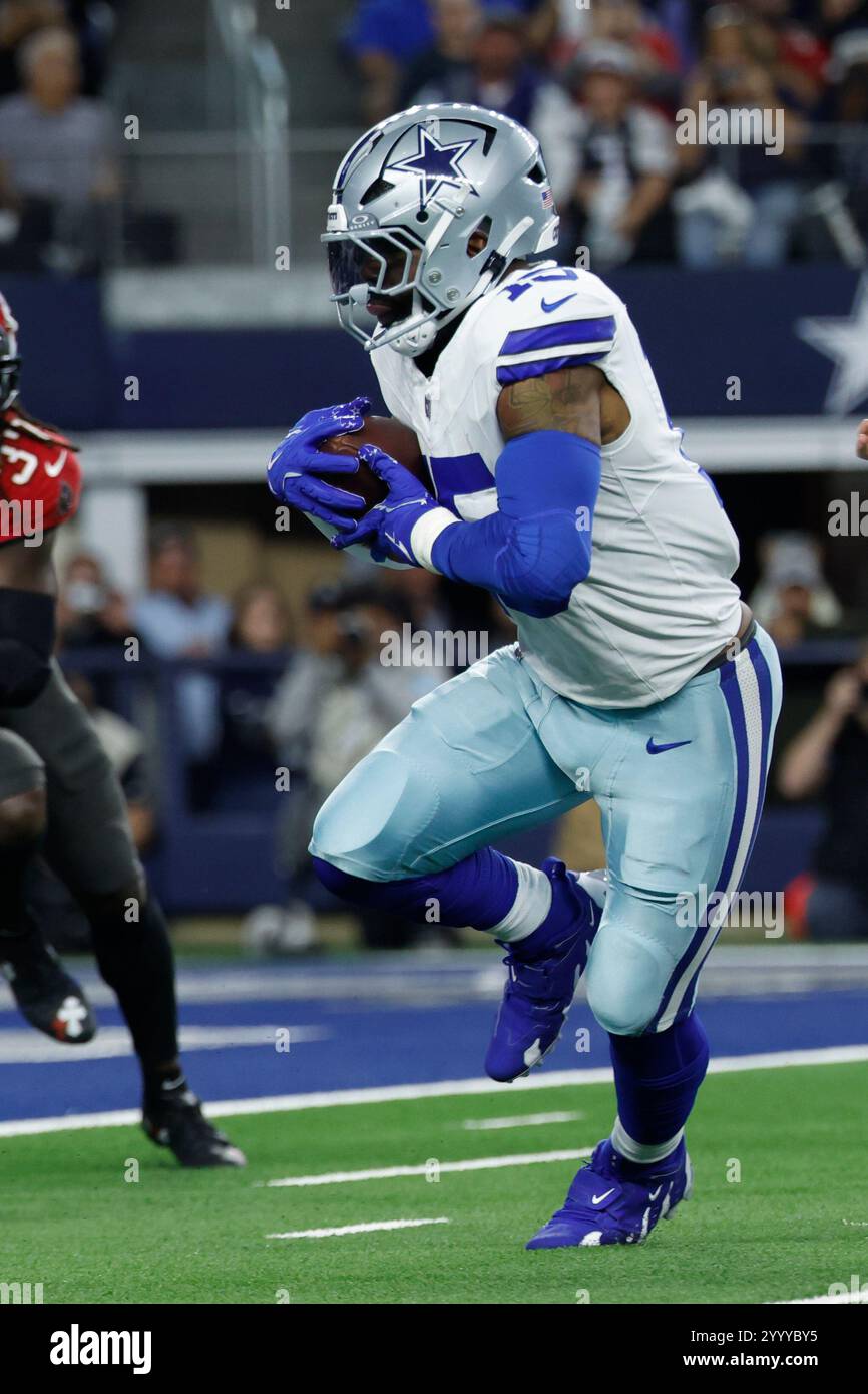 Dallas Cowboys running back Ezekiel Elliott (15) carries the ball for a ...
