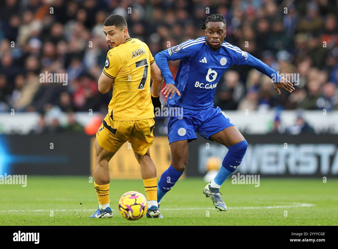 Wolverhampton, UK. 22nd Dec, 2024. André of Wolves battles with Stephy ...