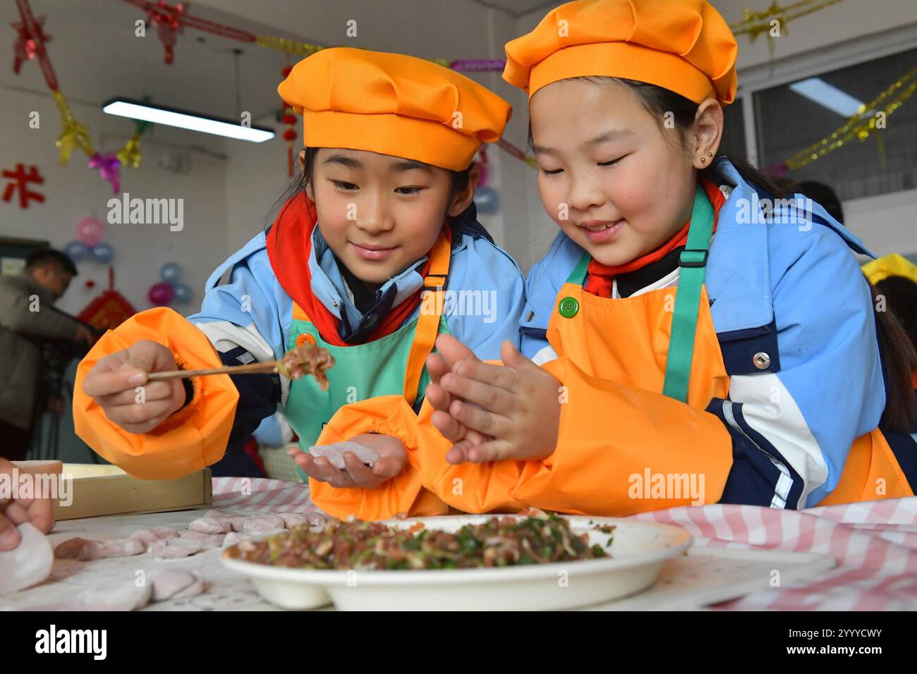 Students learn to make dumplings for the Dongzhi Festival in Shangqiu ...