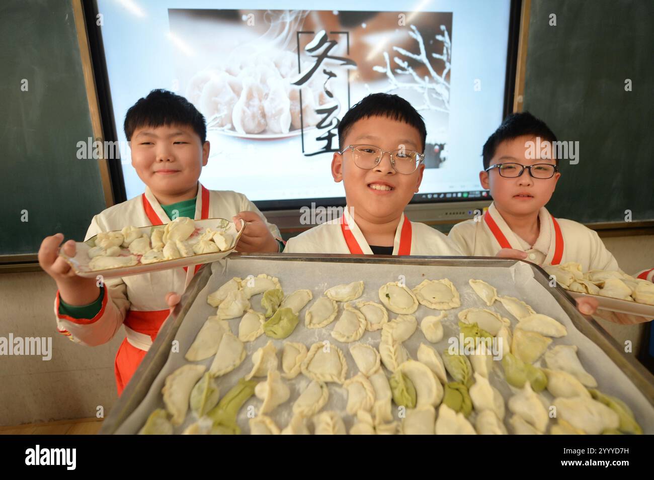 Students learn to make dumplings for the Dongzhi Festival in Qingdao ...