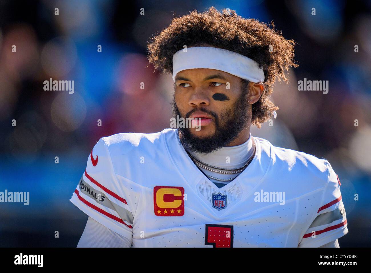 Arizona Cardinals quarterback Kyler Murray (1) warms up before an NFL ...