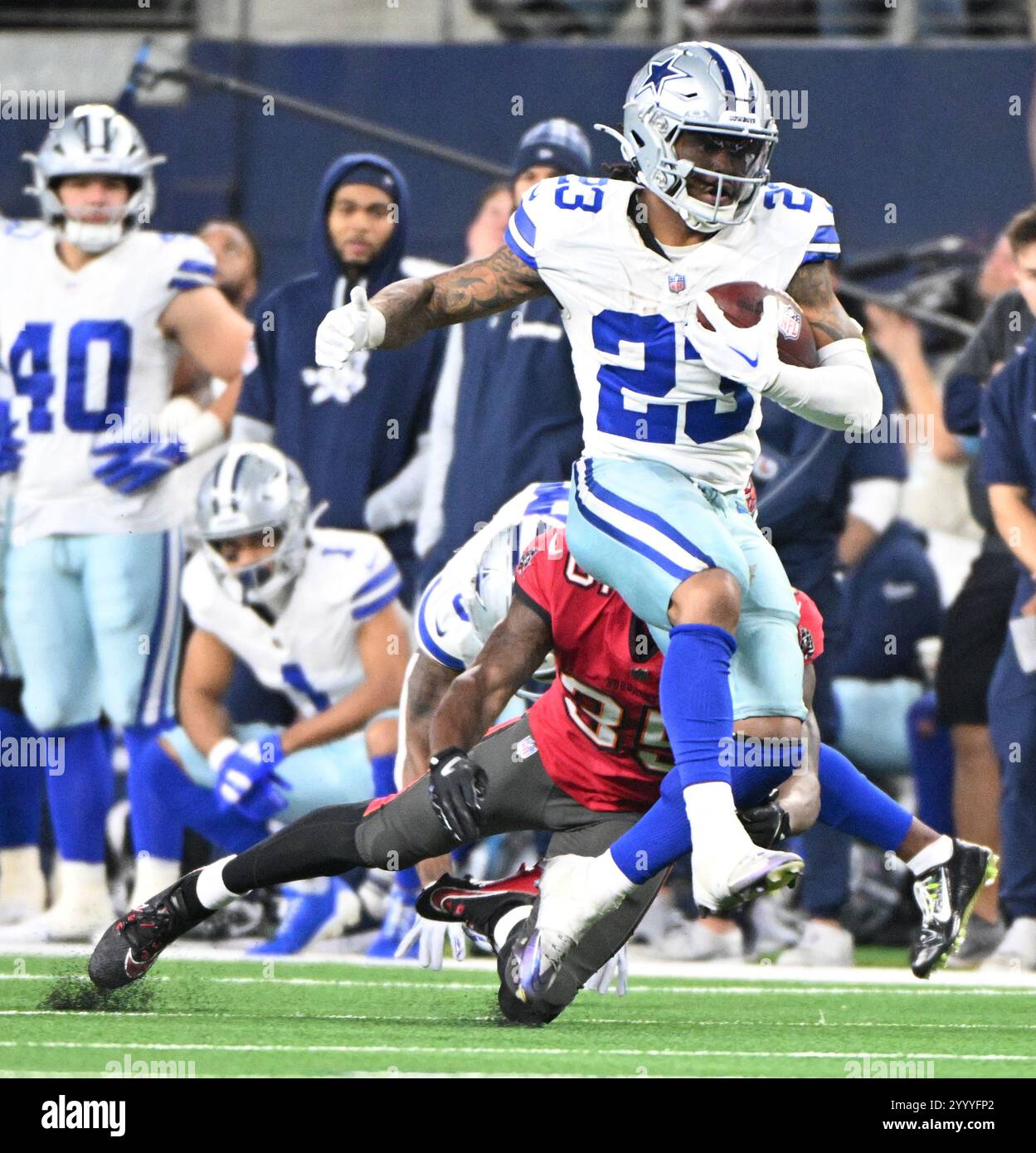 Dallas Cowboys Rico Dowdle runs against the Tampa Bay Buccaneers at AT ...