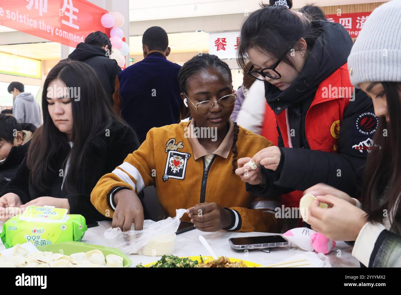 Foreign students make and taste dumplings to welcome the Dongzhi ...