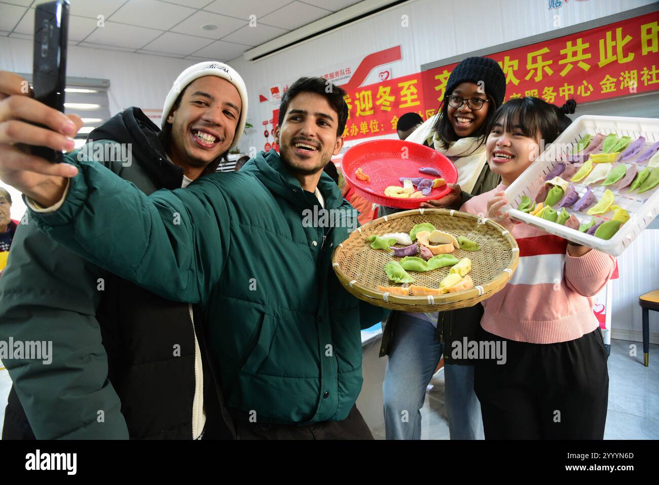 Foreign students make and taste dumplings to welcome the Dongzhi ...