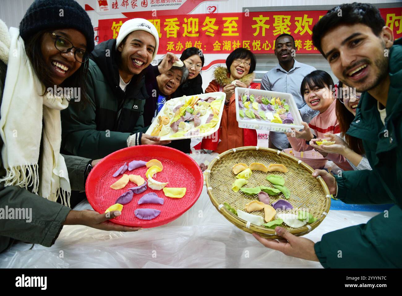 Foreign students make and taste dumplings to welcome the Dongzhi ...
