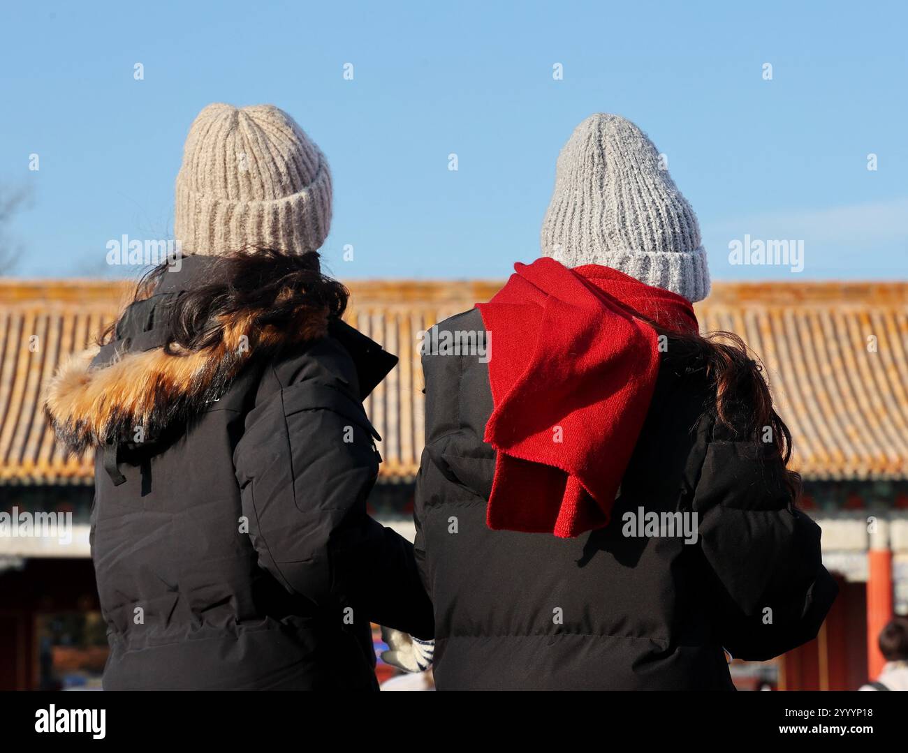 Tourists wearing thick clothes visit the Palace Museum in Beijing ...