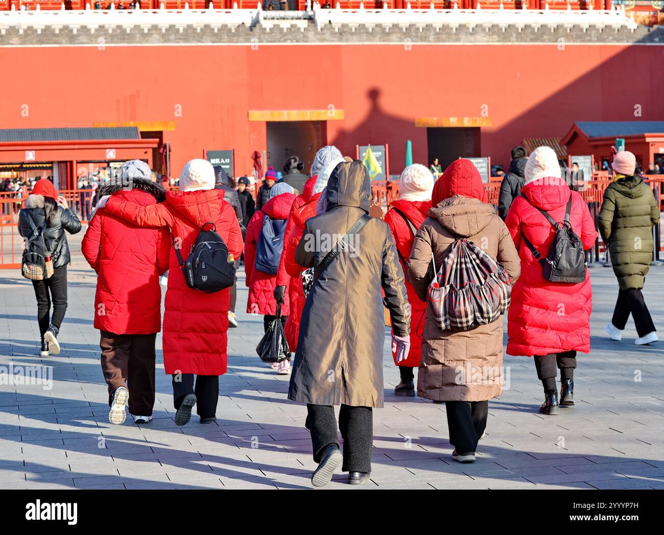Tourists wearing thick clothes visit the Palace Museum in Beijing ...