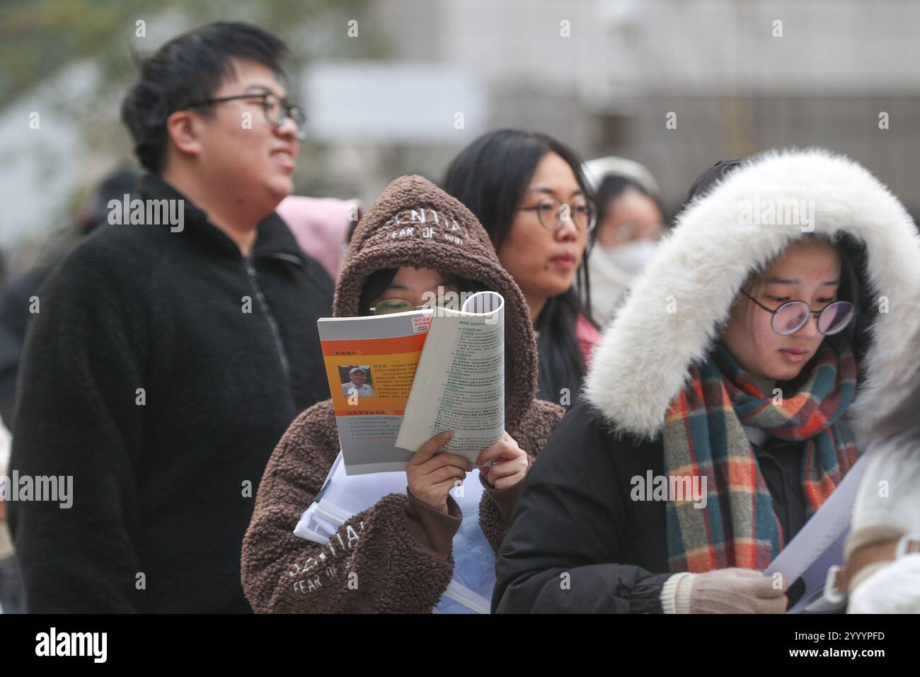 Nanchang,China.21th December 2024. Candidates do last-minute revision ...