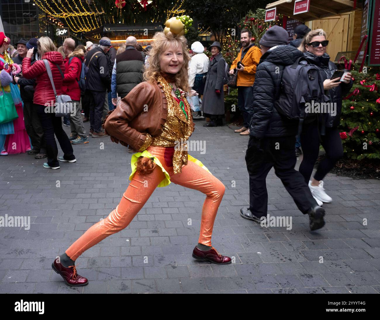 CHRISTMAS THEMED COLOUR WALK IN LONDON © Jeff Moore - The monthly ...