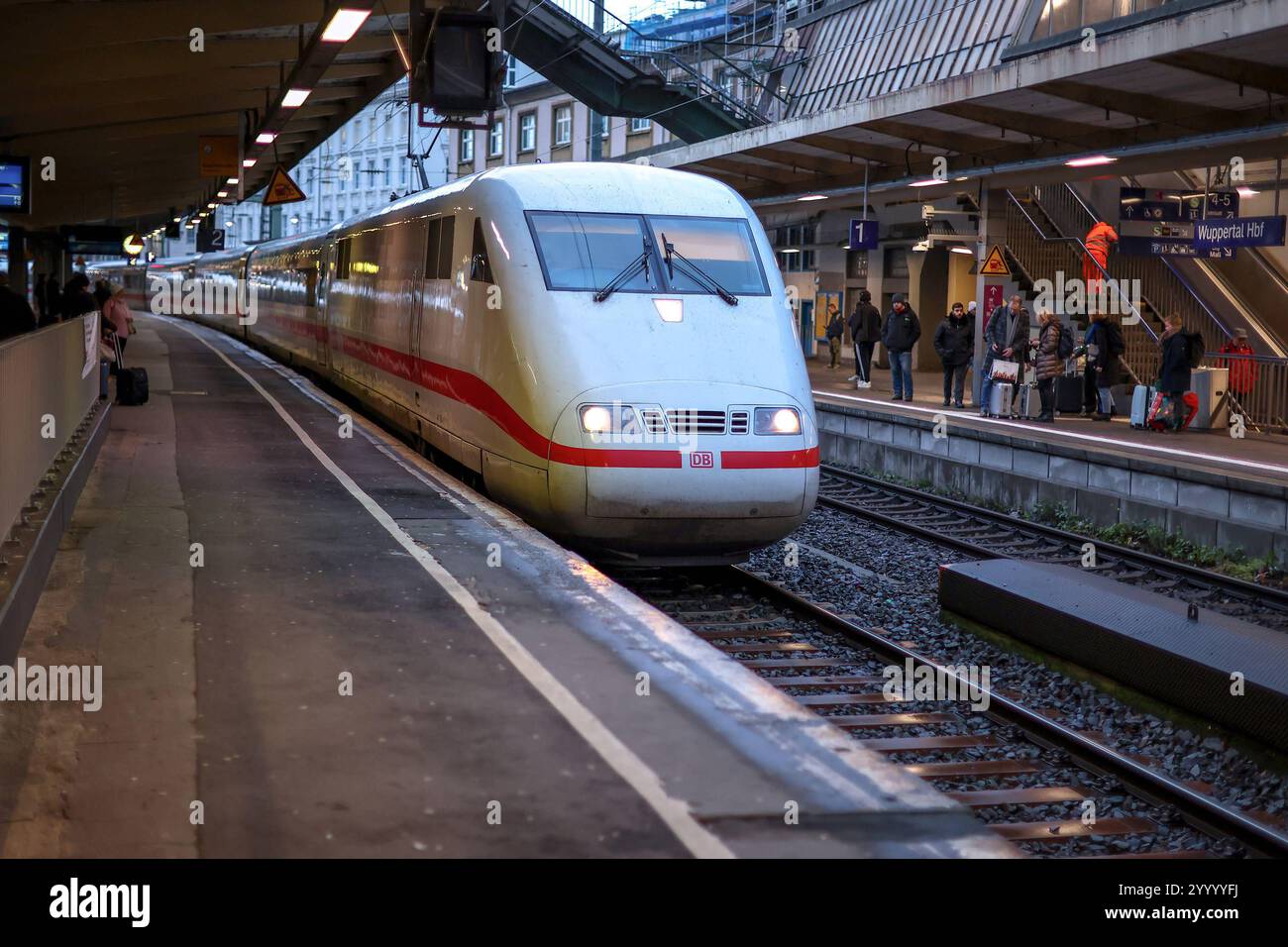 23.12.2024, Wuppertal, Reisen mit der deutschen Bahn zur Weihnachtszeit ...