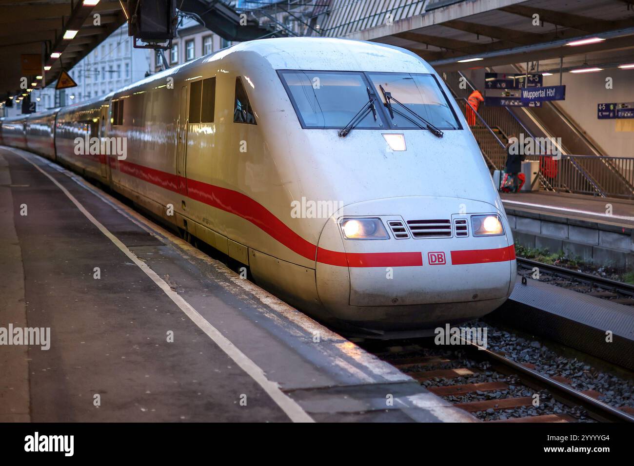 23.12.2024, Wuppertal, Reisen mit der deutschen Bahn zur Weihnachtszeit ...