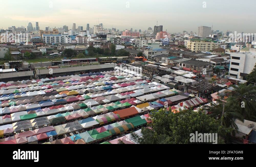 BANGKOK, THAILAND : RATCHADA ROT FAI NIGHT MARKET Stock Video Footage ...
