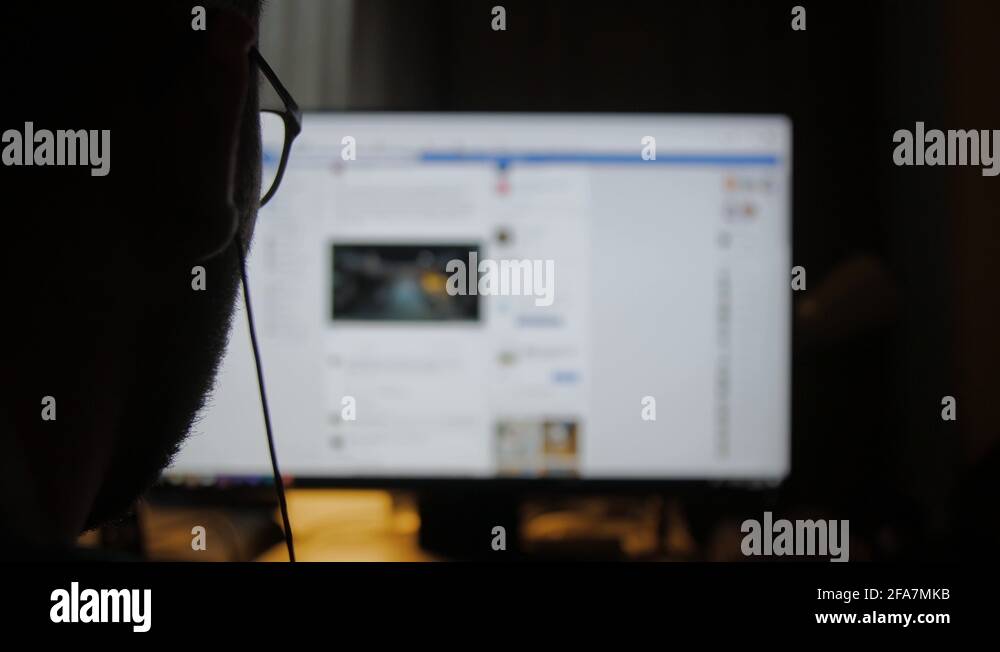 Computer browsing Stock Videos & Footage - HD and 4K Video Clips - Alamy