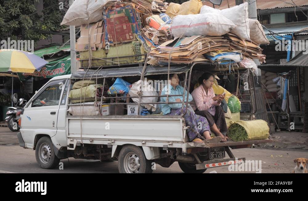 Loaded bus Stock Videos & Footage - HD and 4K Video Clips - Alamy