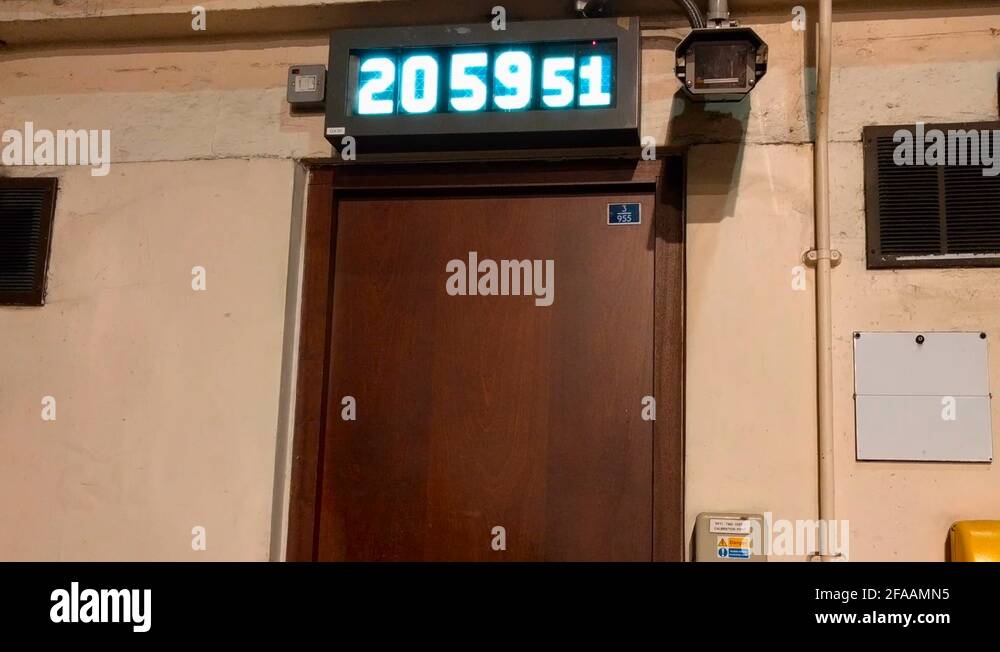 9pm clock Stock Videos & Footage - HD and 4K Video Clips - Alamy