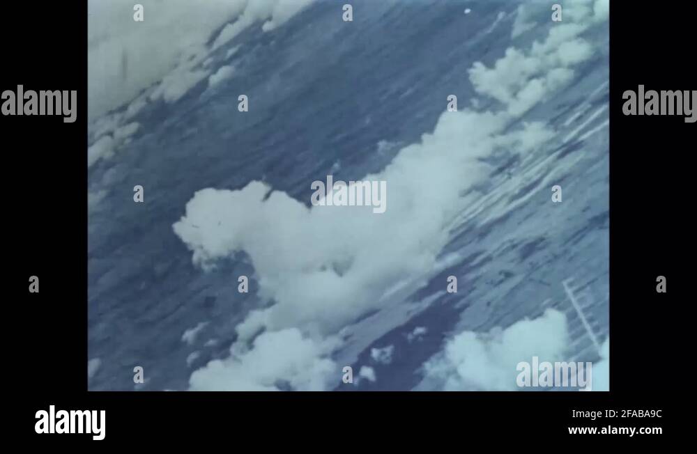 Ww2 parachuting ww2 Stock Videos & Footage - HD and 4K Video Clips - Alamy