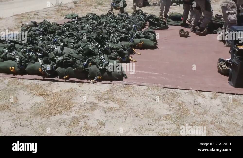 Static line jump Stock Videos & Footage - HD and 4K Video Clips - Alamy