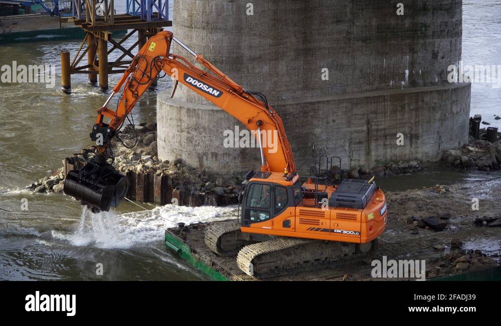 A digger crane Stock Videos & Footage - HD and 4K Video Clips - Alamy