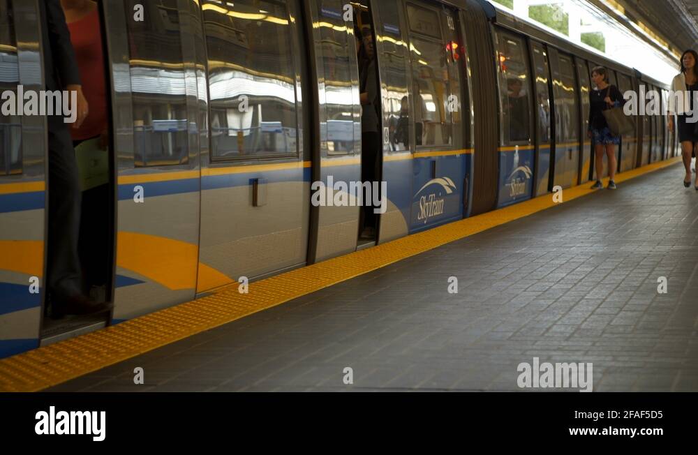 Open skytrain doors Stock Videos & Footage - HD and 4K Video Clips - Alamy