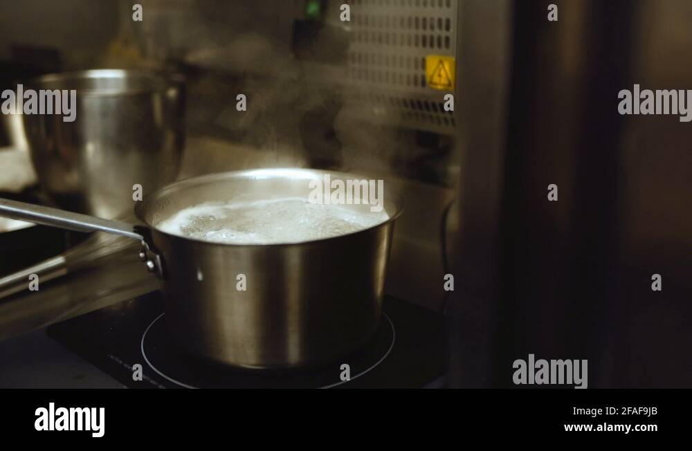 Pan bubbling Stock Videos & Footage - HD and 4K Video Clips - Alamy