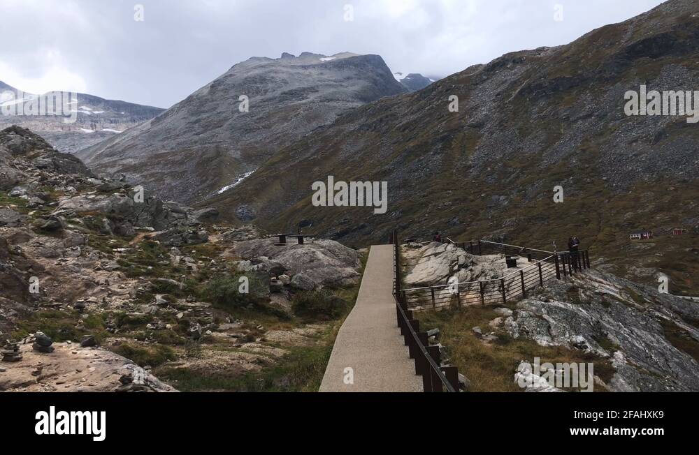 Walking down the pathways on top of Troll's ladder, Trollstigen in ...