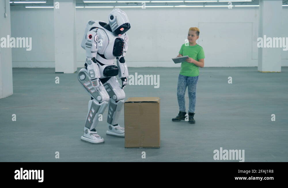 How to lift a box Stock Videos & Footage - HD and 4K Video Clips - Alamy