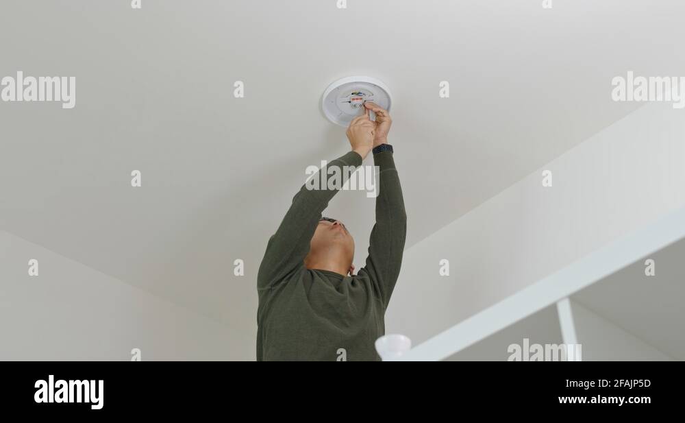 Men replacing lightbulb Stock Videos & Footage - HD and 4K Video Clips ...