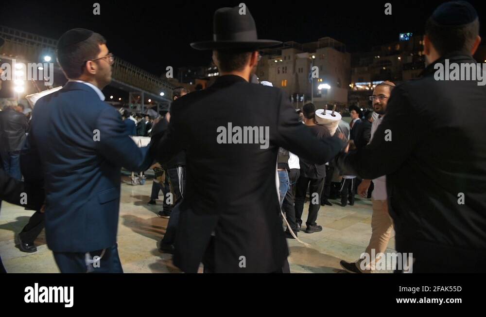 Jewish men dancing at the Western Wall of Jerusalem in Israel Stock ...