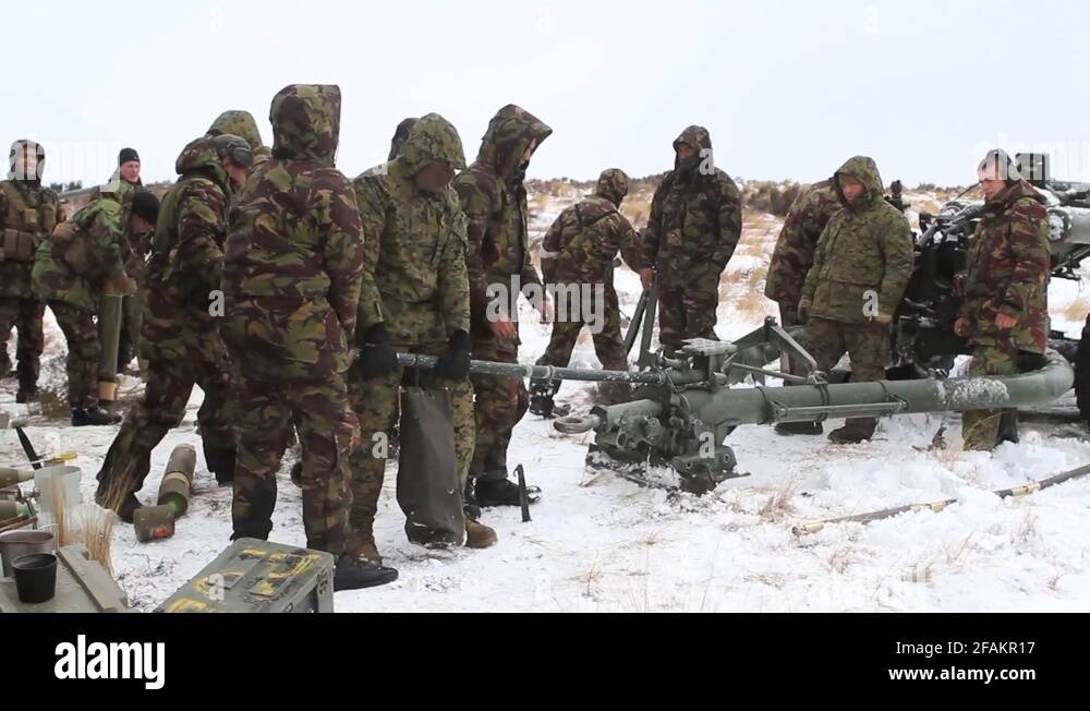 Soldiers shift L119 light gun howitzers in snow during Exercise ...