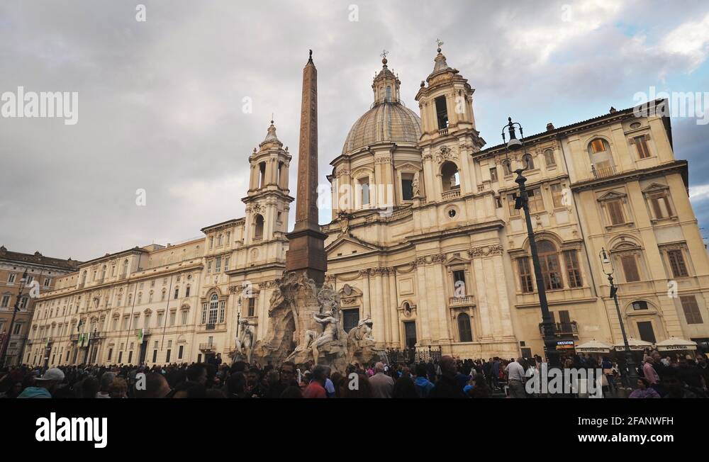 Tourists crowd in Piazza Navona, a Baroque architecture square in Rome ...