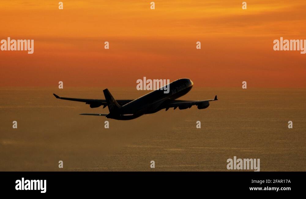 Aircraft flight sunset Stock Videos & Footage - HD and 4K Video Clips ...